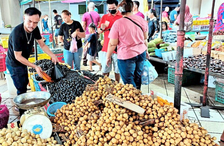 Local favourites durian, dabai back in Sibu market | The Star
