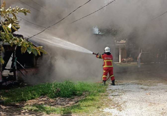 Six houses razed in Kg Baru fire | The Star