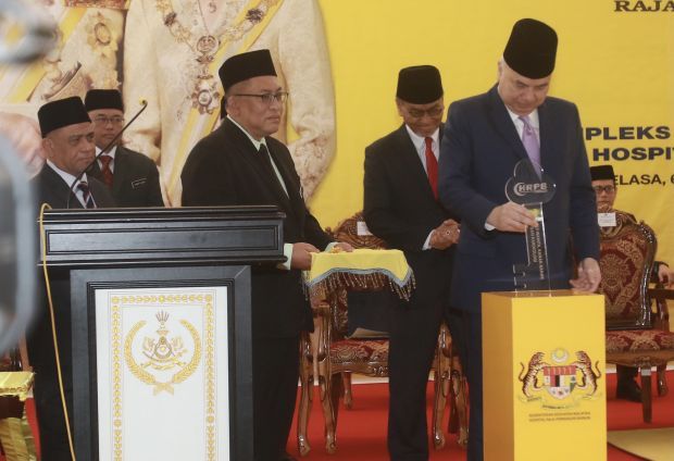 Perak Ruler launches new complex at Raja Permaisuri Bainun Hospital ...