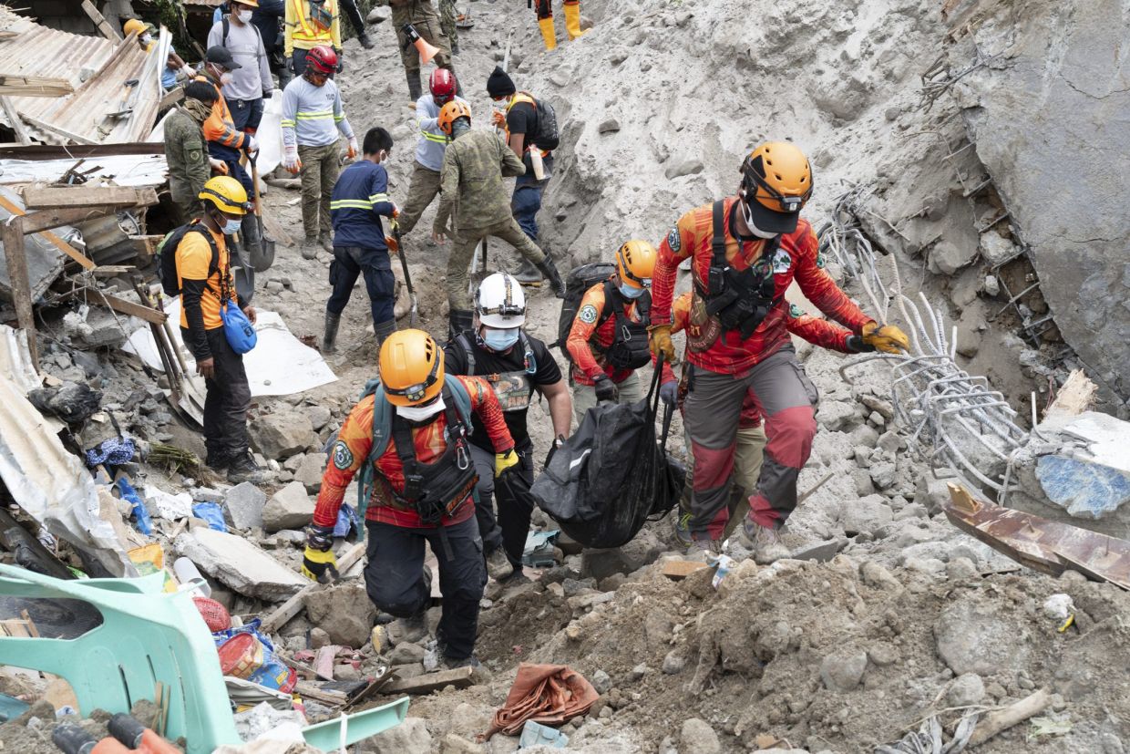 Rescuers use bare hands to search for Philippine landslide survivors | The Star