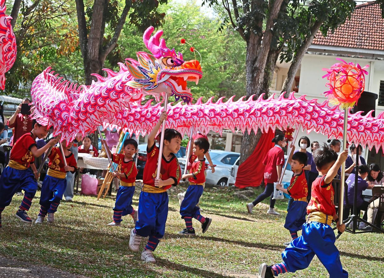 Flawless performance by tiny dragon dancers | The Star