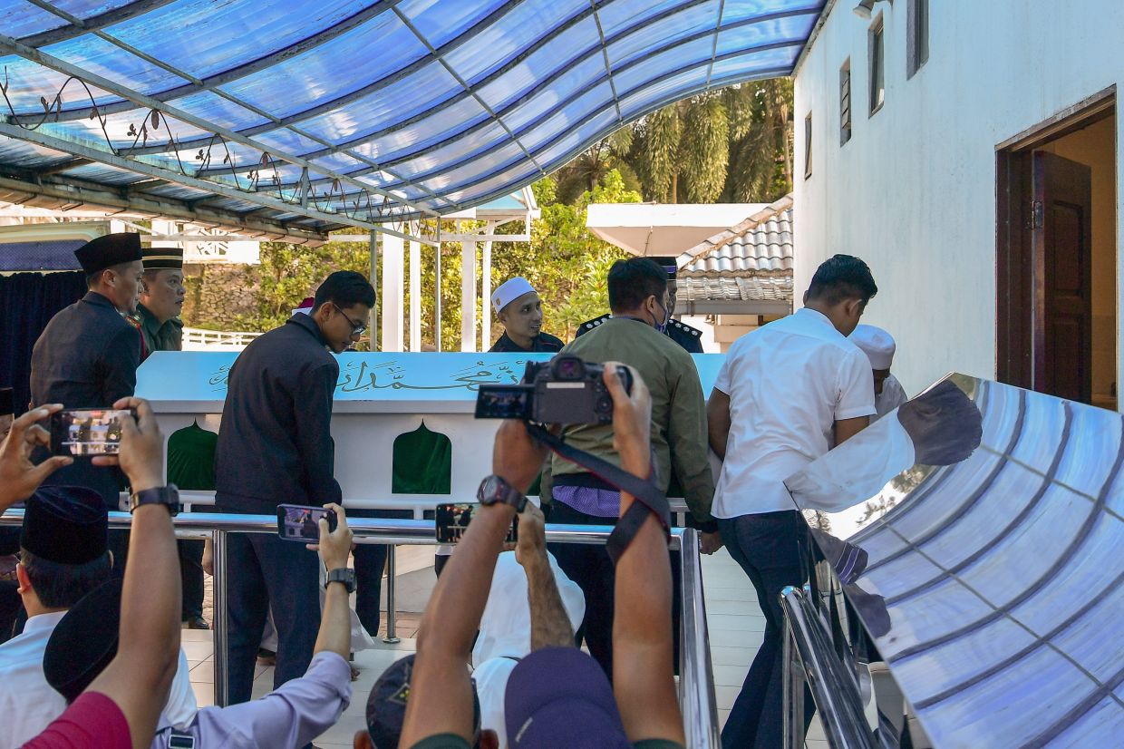 Sombre mood at Masjid Negara as VIPs, family members pay respects to Taib Mahmud | The Star