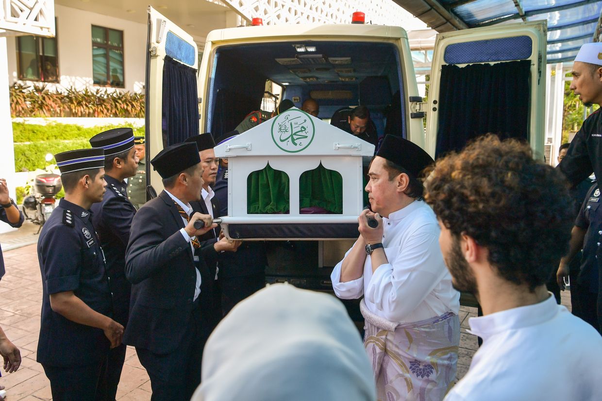 Sombre mood at Masjid Negara as VIPs, family members pay respects to Taib Mahmud | The Star