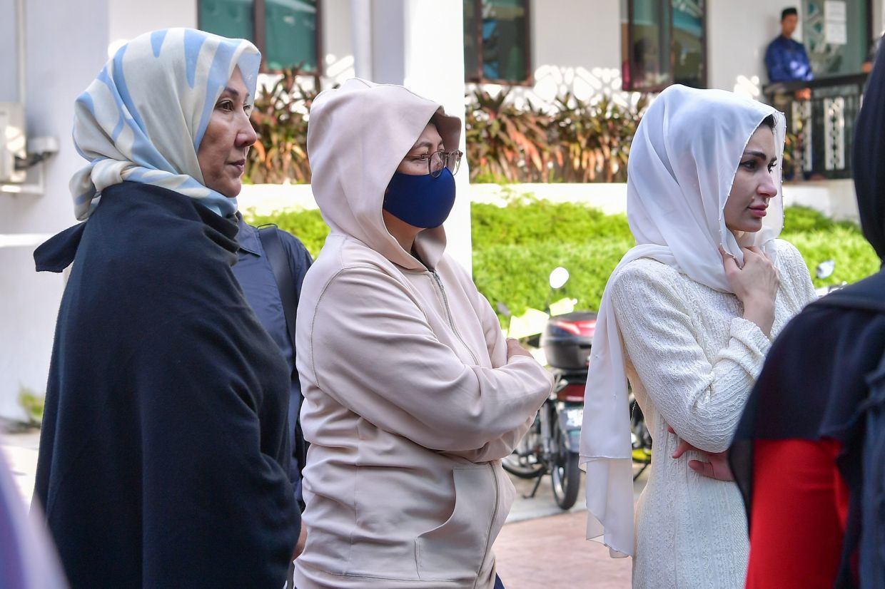 Sombre mood at Masjid Negara as VIPs, family members pay respects to Taib Mahmud | The Star