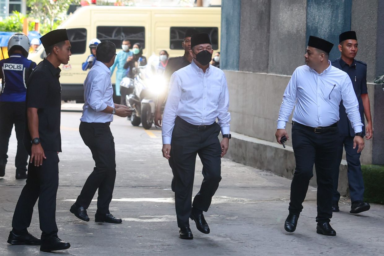 Sombre mood at Masjid Negara as VIPs, family members pay respects to Taib Mahmud | The Star