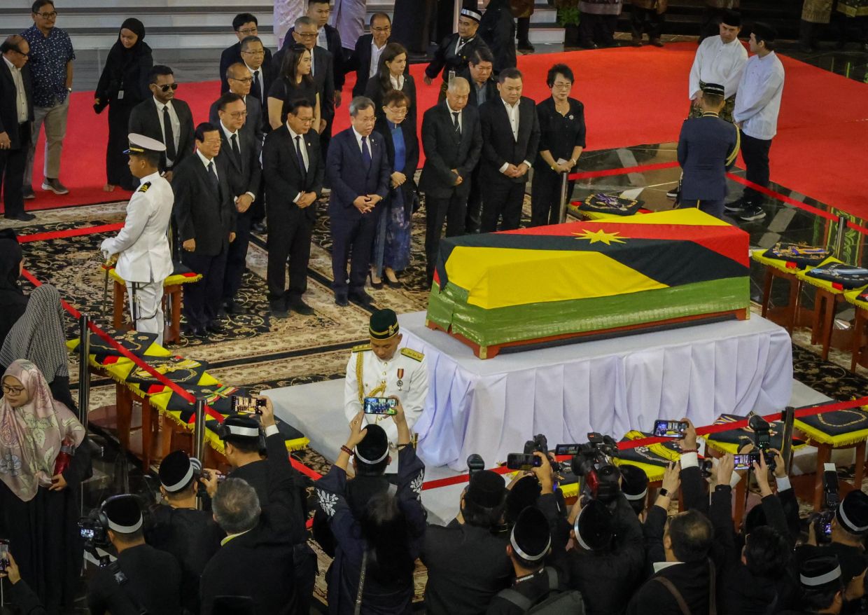 Photo gallery: Sarawakians pay tribute to late Taib at state funeral | The Star
