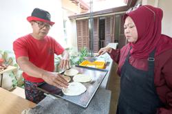 Fangtastic: Seller cooks up snake-shaped roti canai | The Star
