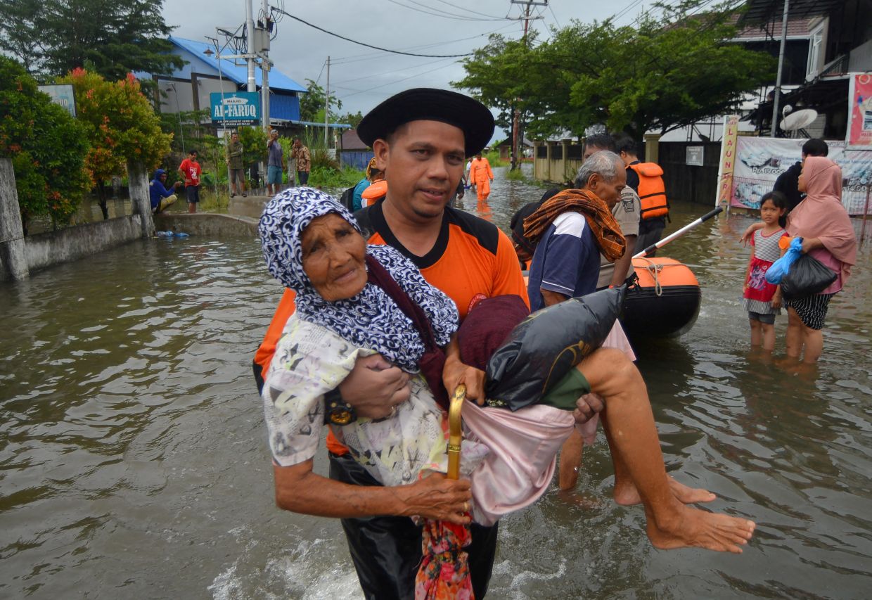 Death toll from western Indonesia floods and landslides rises to 32 ...