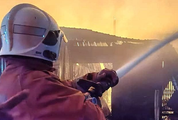 Man dies fleeing from house on fire, brother suffers burns | The Star