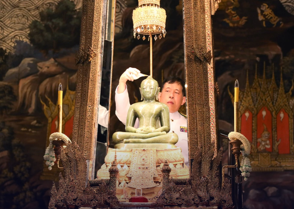 Thai King takes part in ritual to change Emerald Buddha’s outfit | The Star