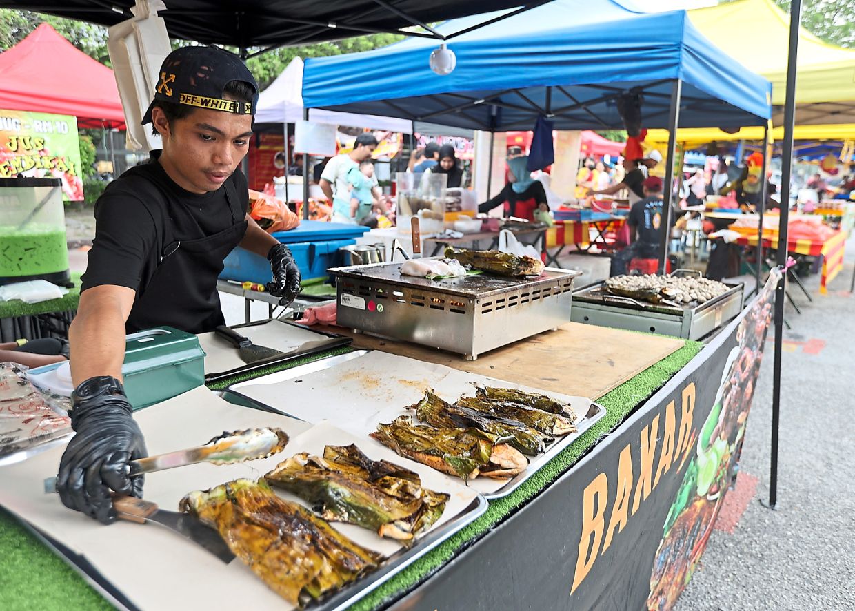 Full-time workers set up part-time stalls at bazaar | The Star