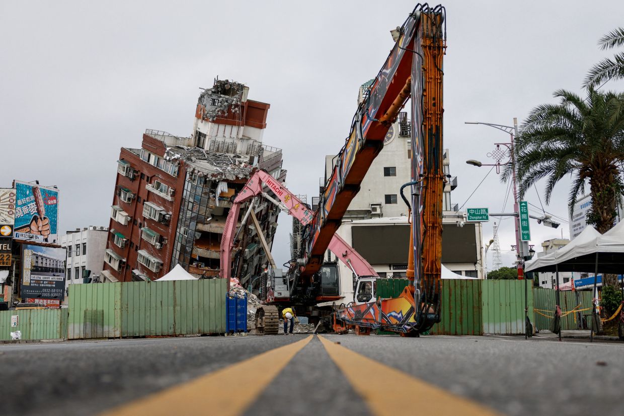 Earthquake aftershocks halt the demolition of a leaning building in ...