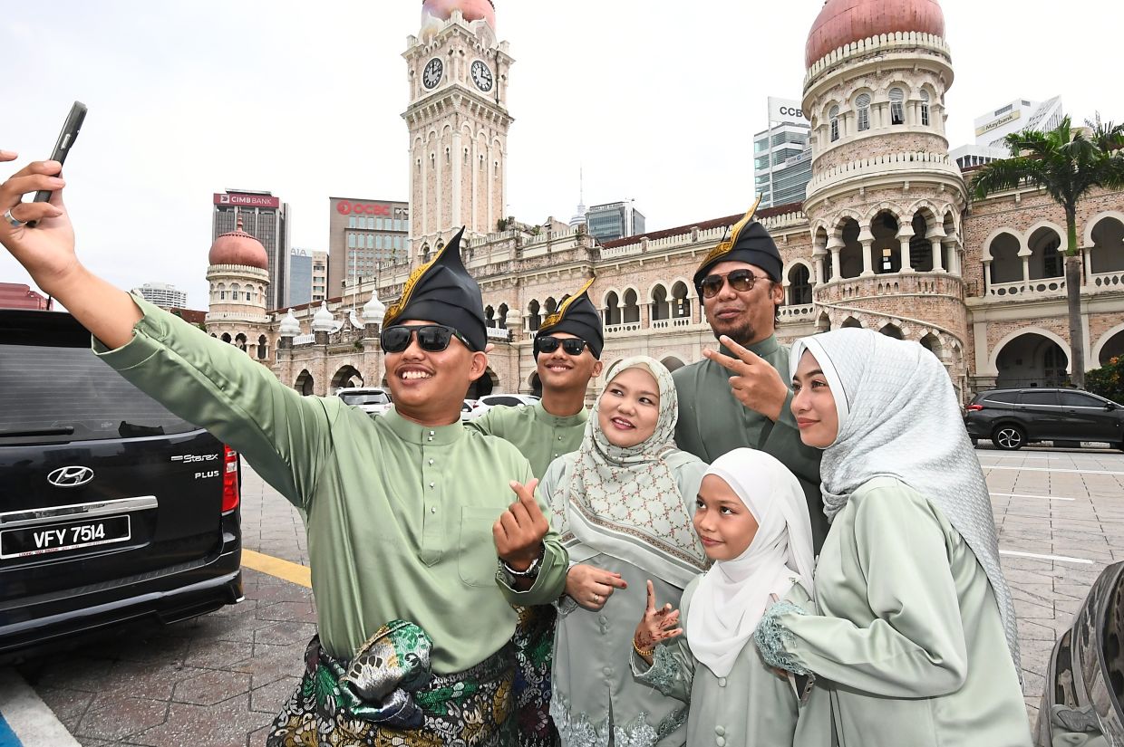 Ties that bind at Dataran Merdeka | The Star