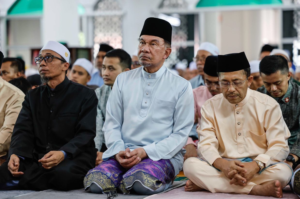 Anwar Performs Friday Prayers At Bandar Utama Batang Kali Mosque The Star