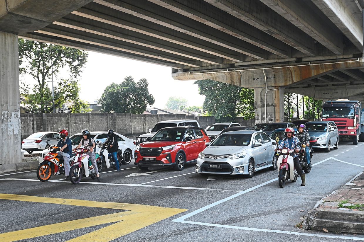 Authorities studying ways to fix bottleneck at MRR2 Bandar Manjalara interchange | The Star