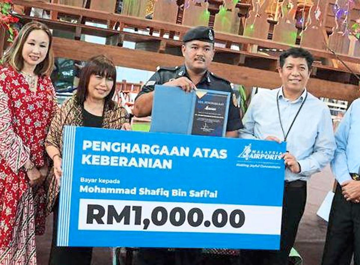 Security man rewarded for valiant act at airport | The Star