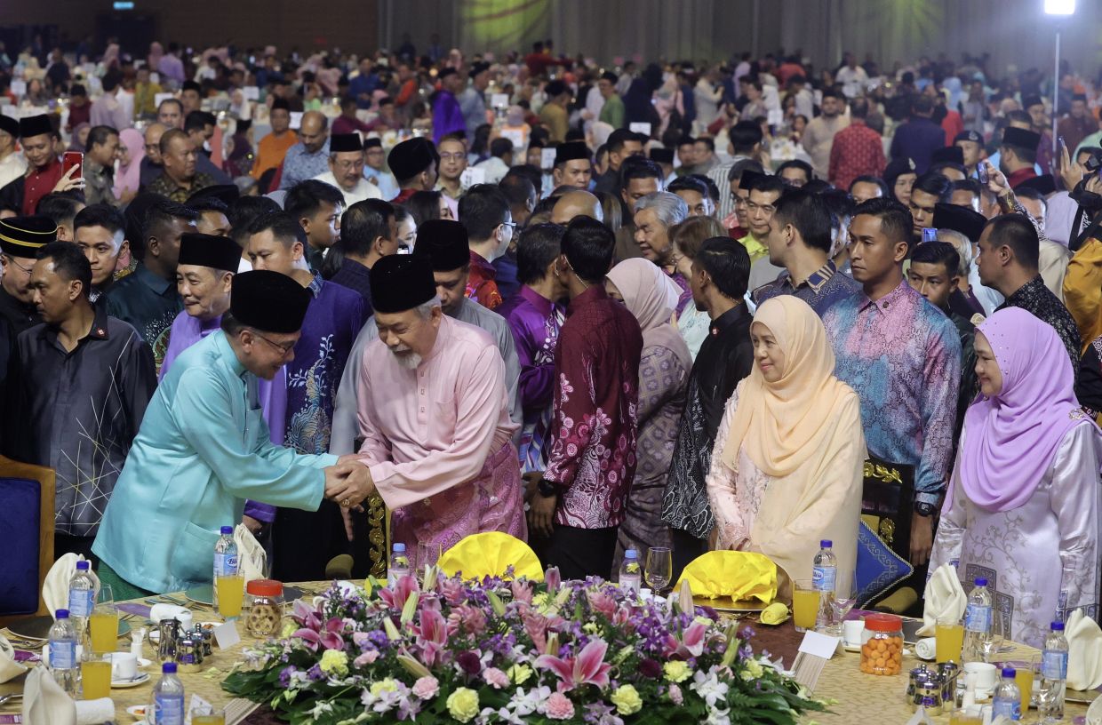 Anwar sends crowd into a frenzy at Madani Raya celebration | The Star