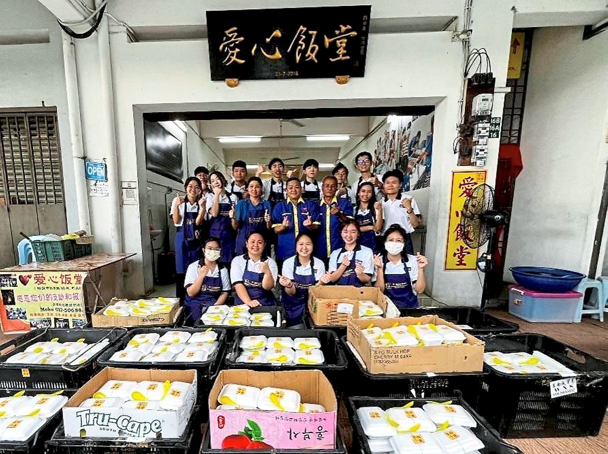 Varsity students deliver meals to needy community | The Star