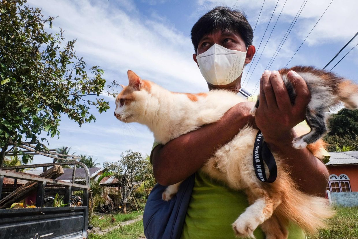 Rescuers brave Indonesia volcano eruptions to save pets | The Star