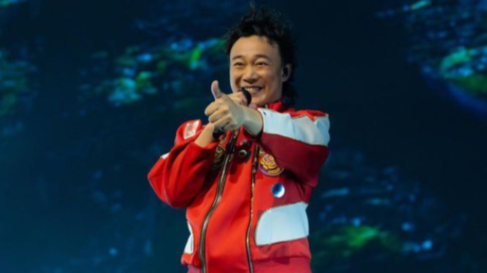 HK singer Eason Chan injures back during China concert, continues ...