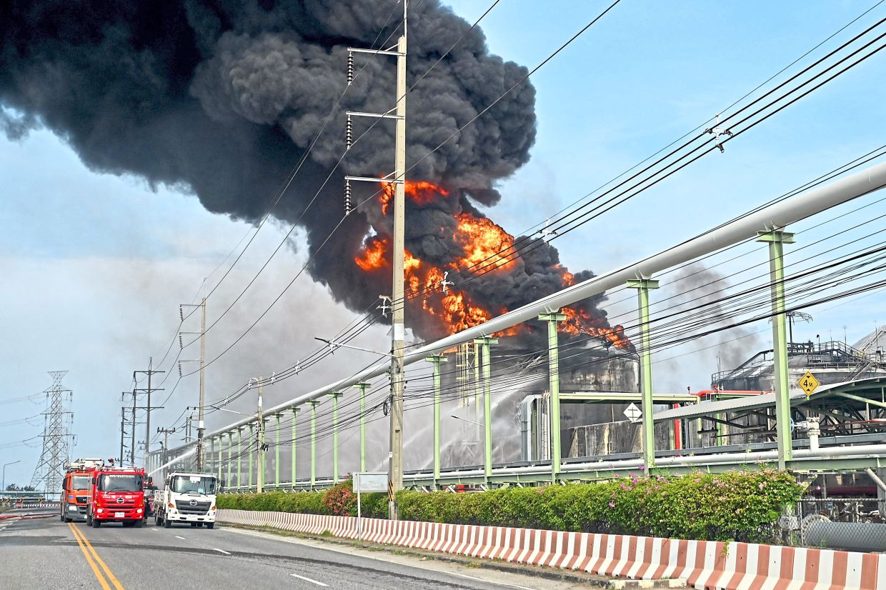 One killed in fire at chemical storage tank | The Star
