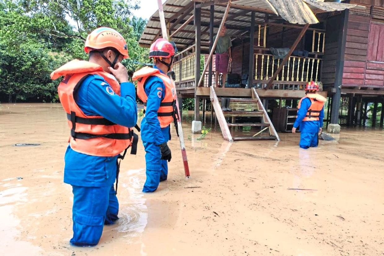 Sik residents evacuate homes as flood waters rise | The Star
