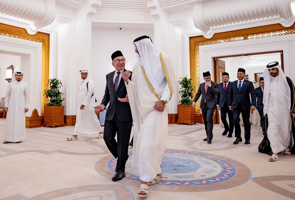 Anwar accorded official welcome in Qatar | The Star