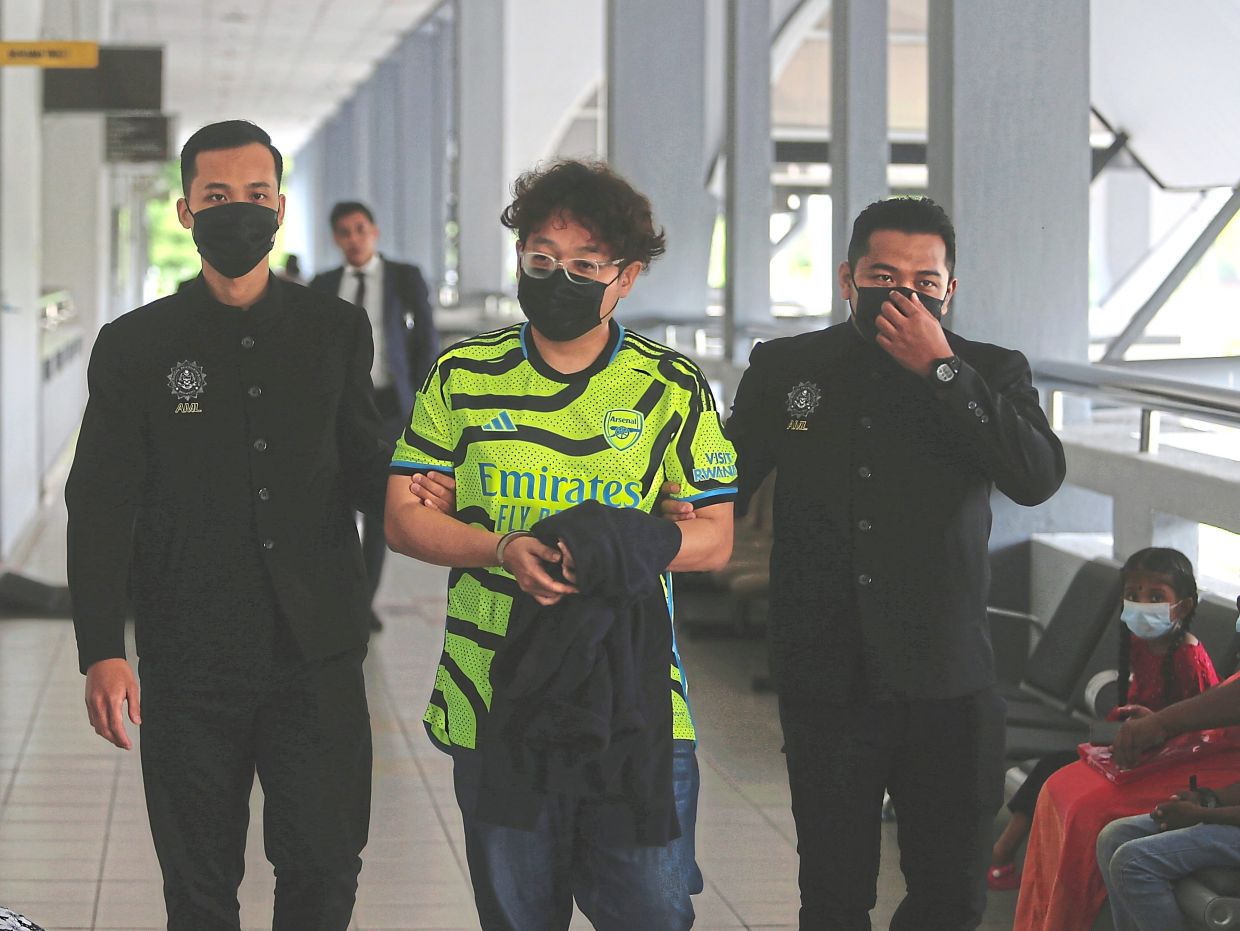 Customs officer denies 43 bribery charges | The Star