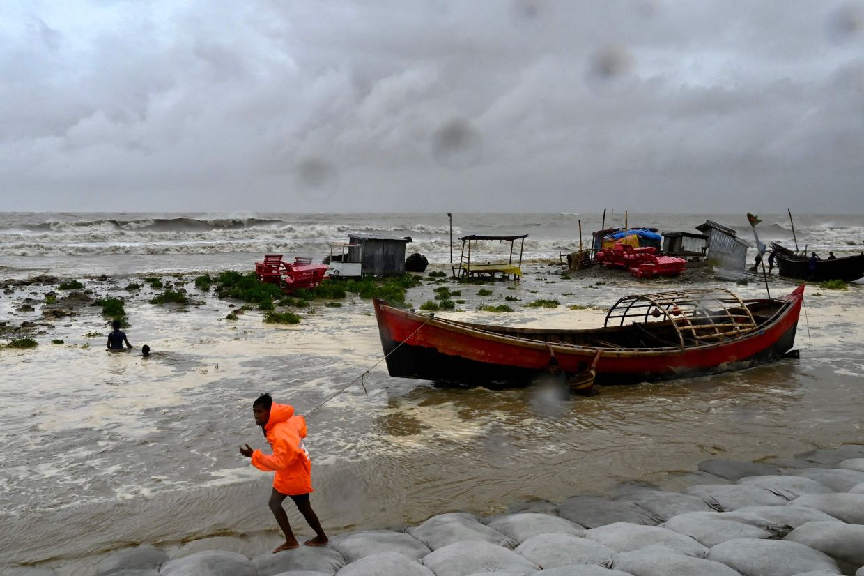 Thousands flee as cyclone heads towards Bangladesh | The Star