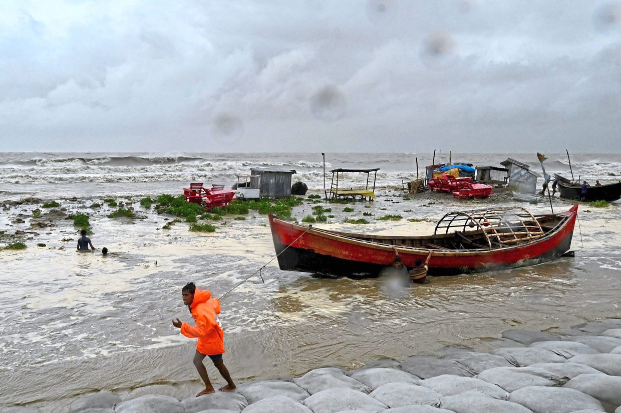 Thousands flee as cyclone nears | The Star