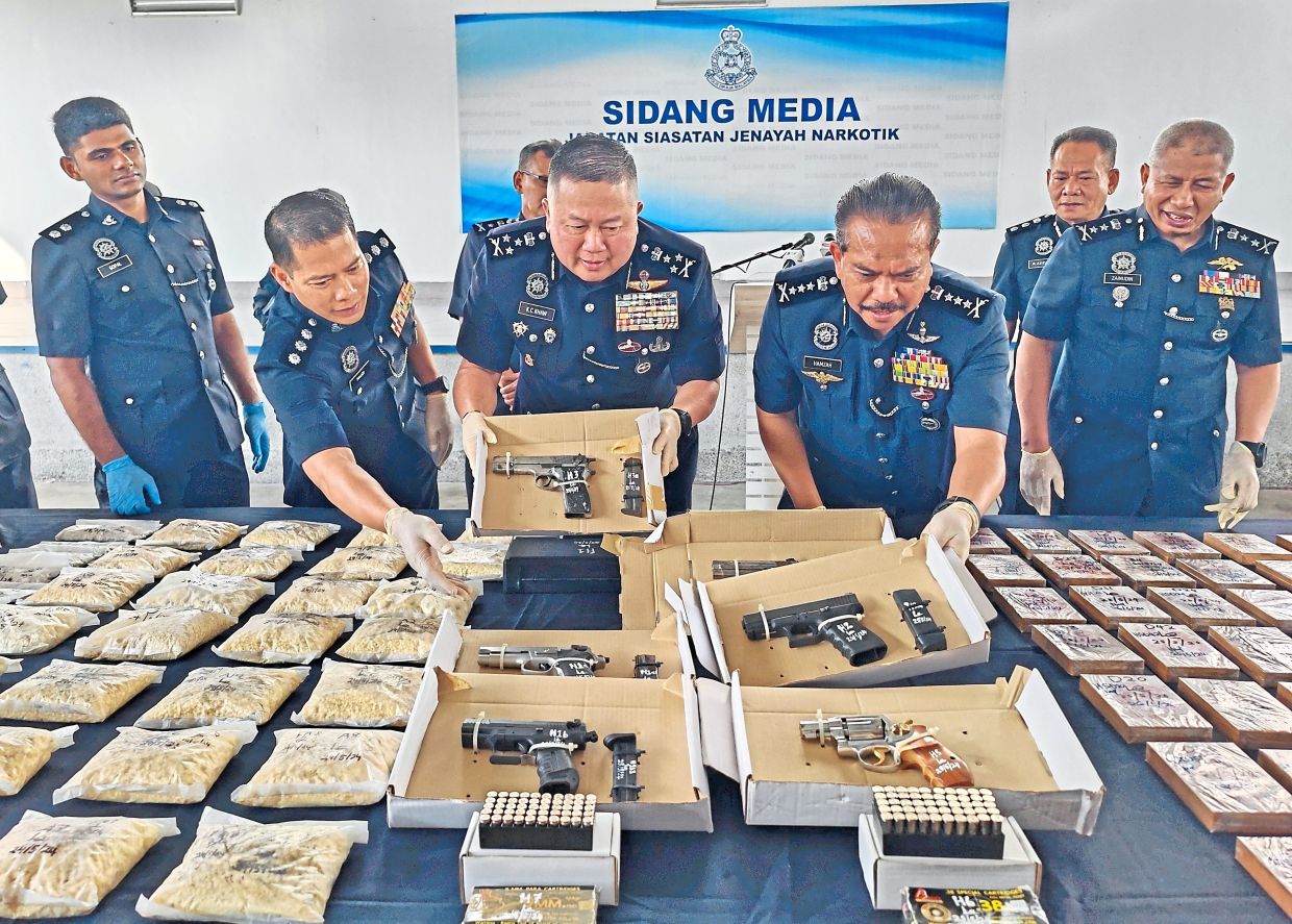 Drug syndicate busted, six guns seized | The Star