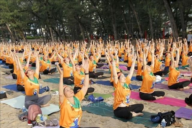 Over 600 join mass yoga performance in Binh Thuan | The Star