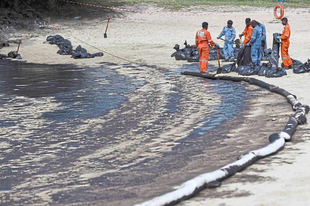 Govt rushes to clean up oil slick | The Star