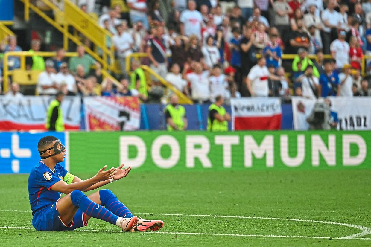 Football: No masking French flop | The Star