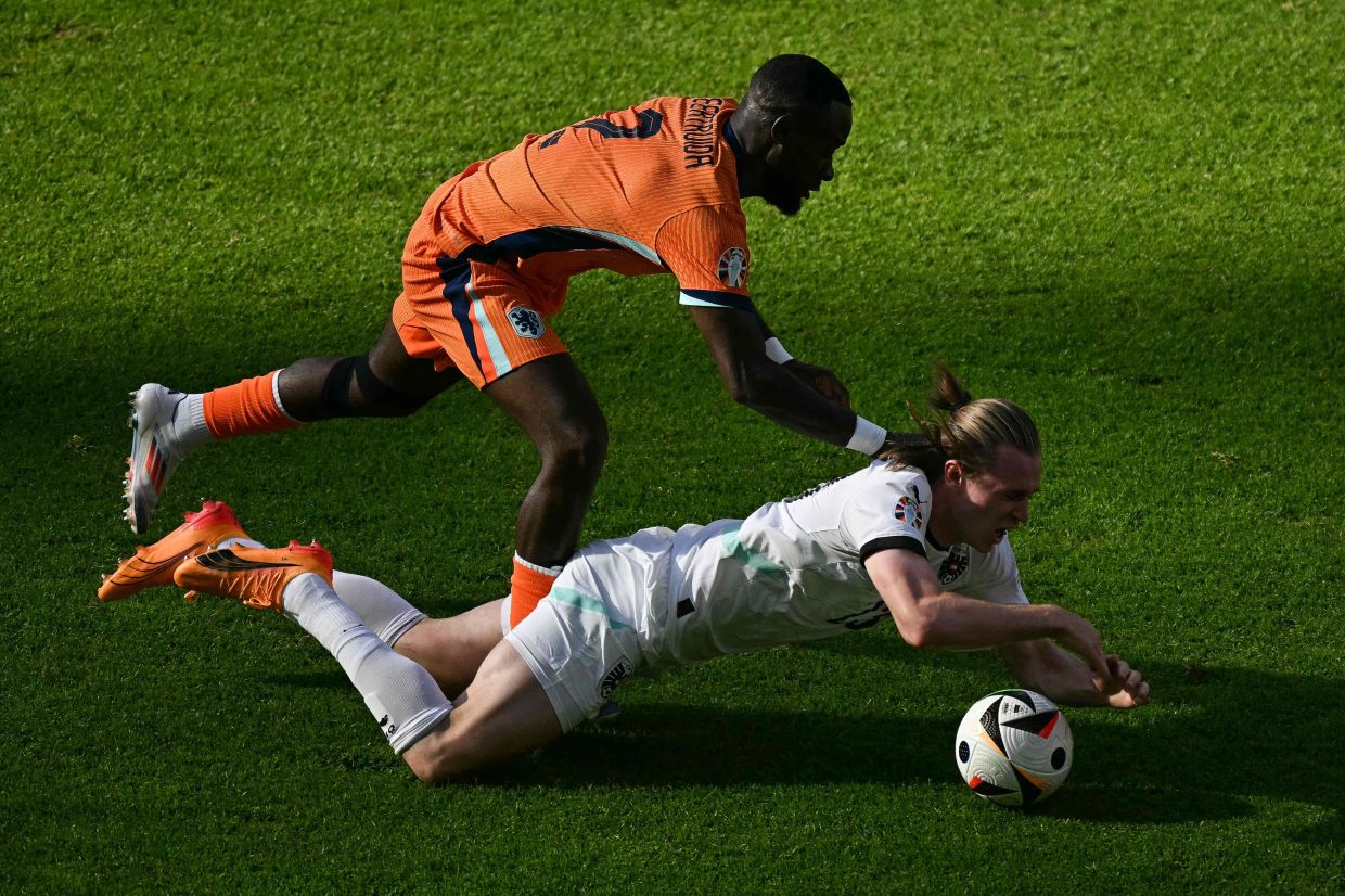 Football: Can’t cluck into gear | The Star