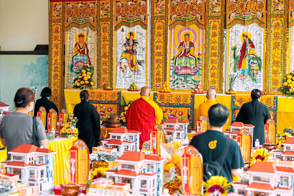 Showing filial piety through ancient practices | The Star