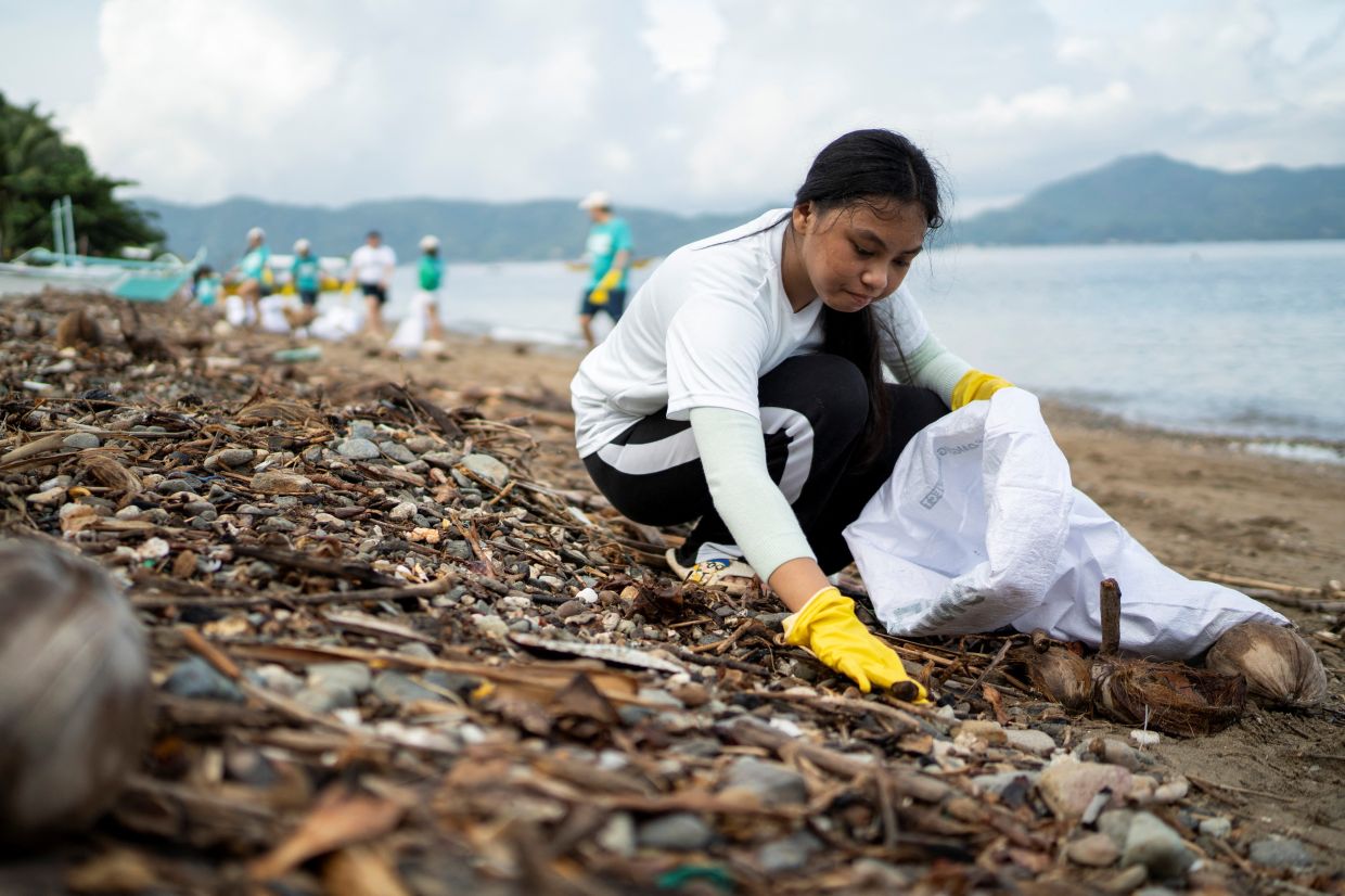 Philippine diving town swaps trash for rice to clean up its beaches ...