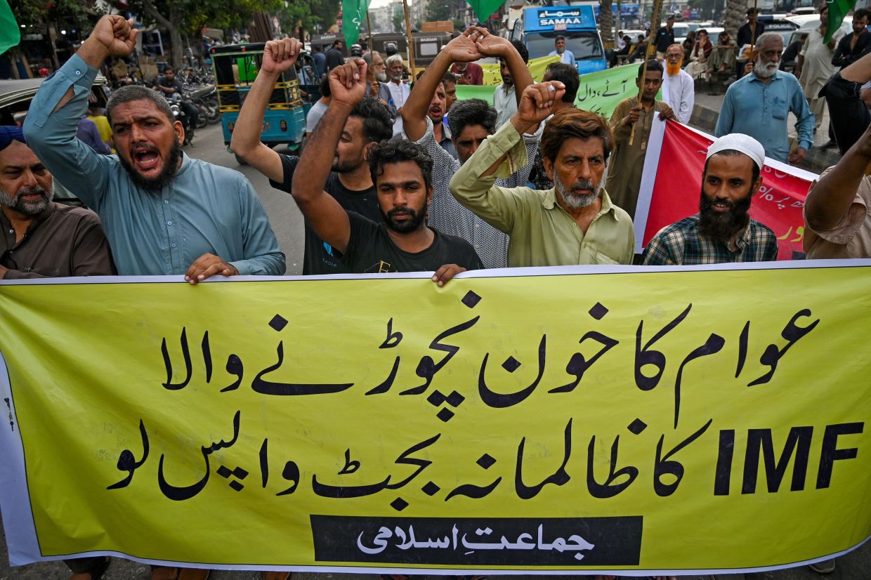 Hundreds storm Pakistan power station over long outages | The Star