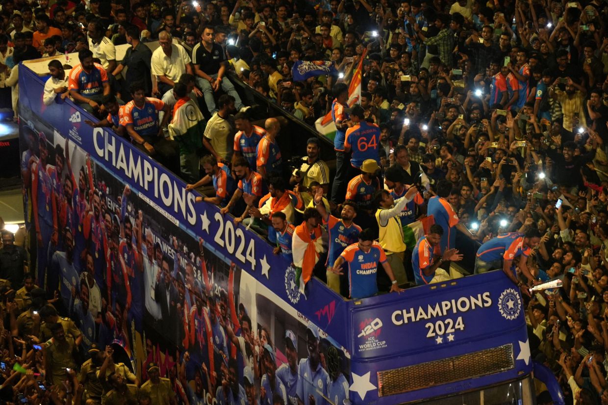 India cricketers feted in victory parade in Mumbai after winning ...