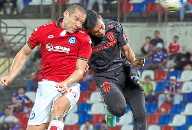 Football: No winning end for Machado, but he remains a Rhinos ...