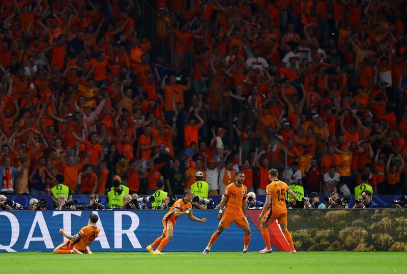 Football: Soccer-Dutch Premier League connection adds spice to England ...