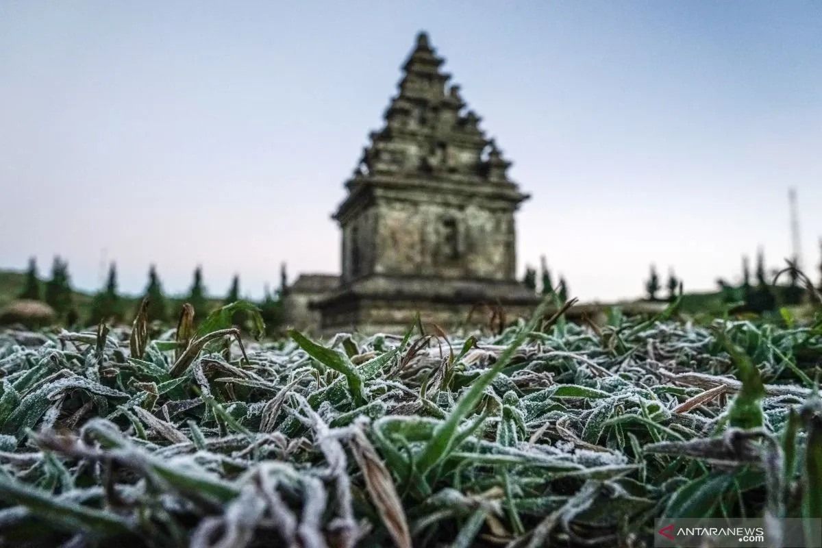 Visitors in Indonesia flock to tourist sites covered with ‘snow’ | The Star
