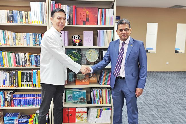 Chinese embassy donates books to college’s library in Brunei | The Star