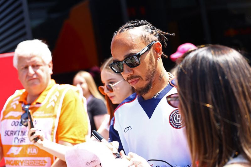 Motorsport: Motor racing-Hamilton would have stayed at Mercedes on ...