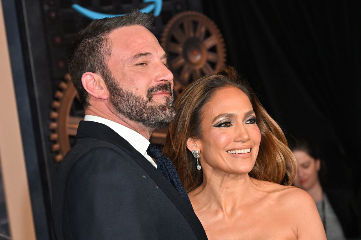 Ben Affleck still wearing wedding band after solo anniversary, J.Lo ...