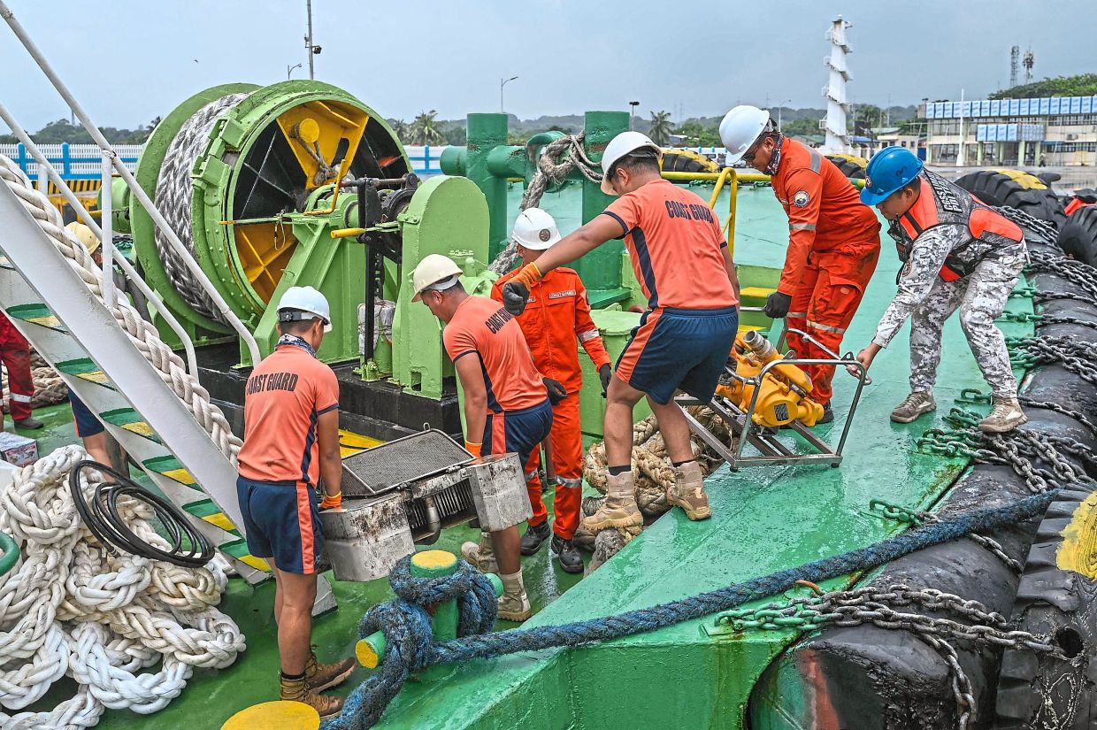 Race to prevent Manila Bay oil spill | The Star