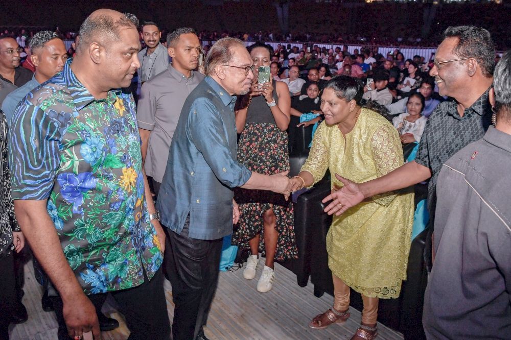 Anwar attends AR Rahman concert in Bukit Jalil | The Star