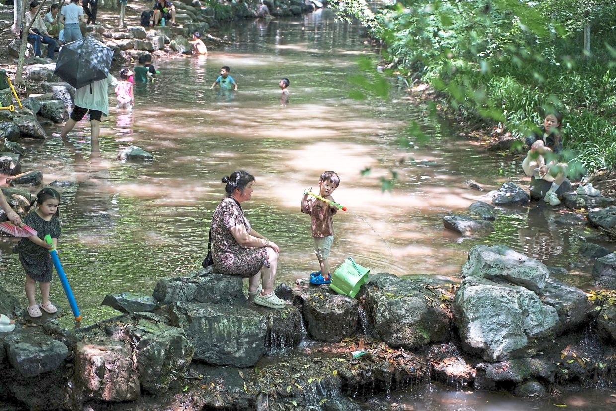 Limited lighting as record heat strains grid | The Star