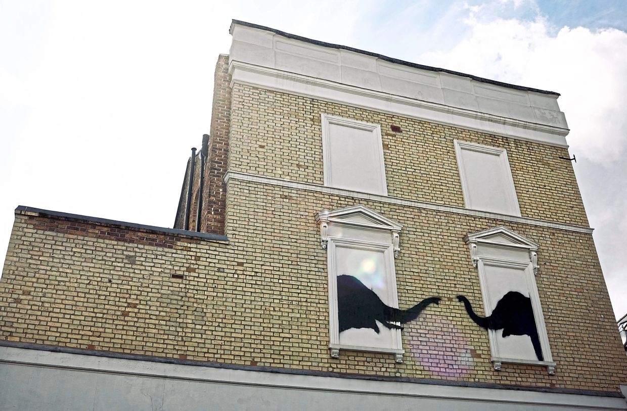 Street artist Banksy goes animal wild in London's concrete jungle | The ...