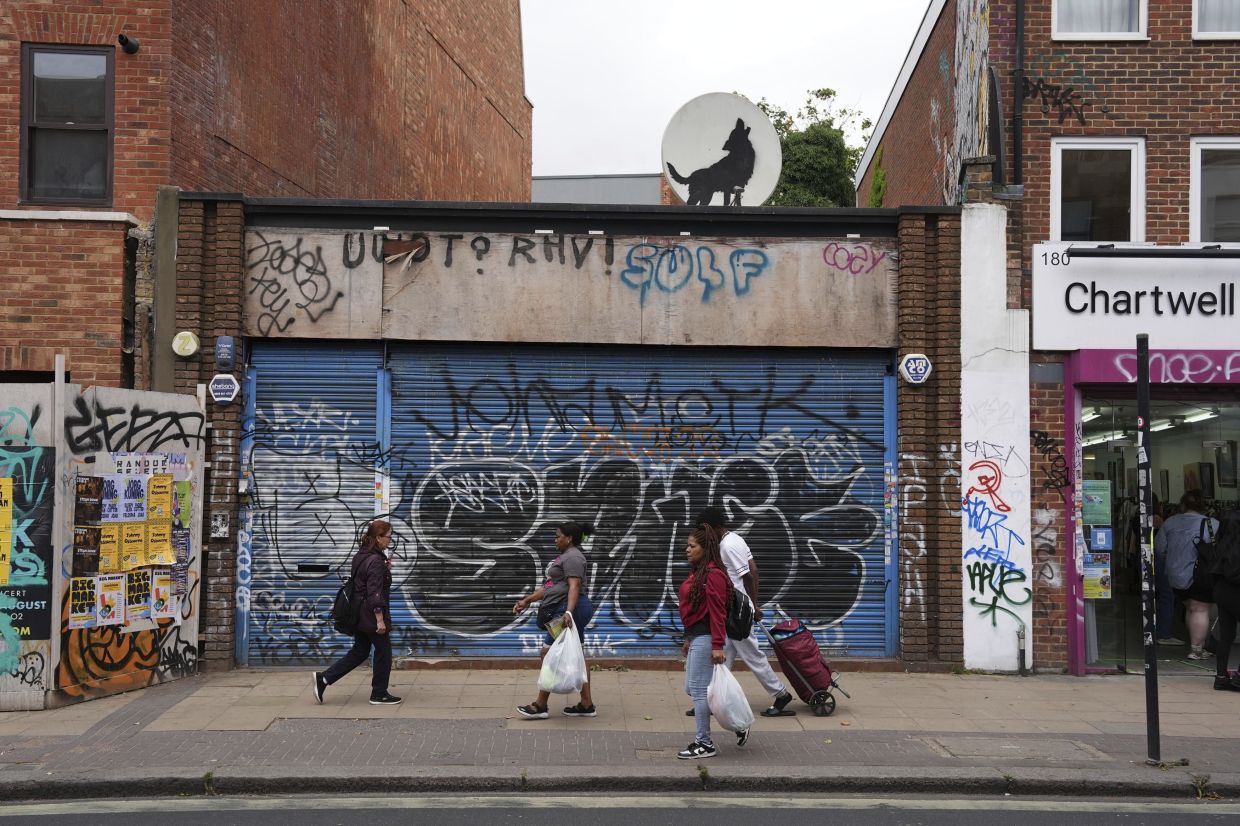 Street artist Banksy goes animal wild in London's concrete jungle | The ...